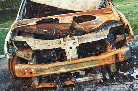 대도시의 거리에 있는 공공 주차장에서 격렬 한 화재로 고통을 겪은 승용차를 태워 손상 된 차량 표면 깨진 바람막이 주차장에 입사 전면 보기 0명에 대한 스톡 사진 및 기타