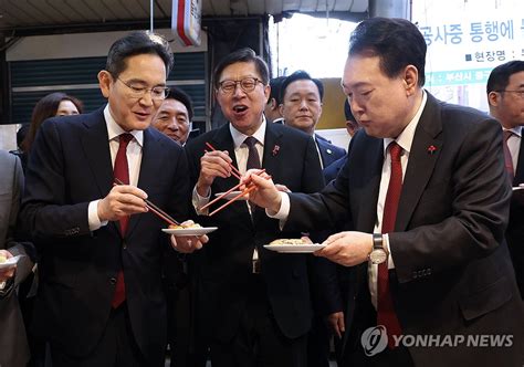 이재용 삼성전자 회장에게 빈대떡 건네는 윤 대통령 연합뉴스