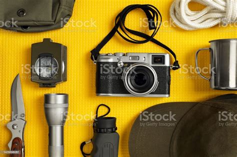 노란색 수면 매트에 다른 캠핑 장비가있는 평평한 누워 구성 여행자 세트 0명에 대한 스톡 사진 및 기타 이미지 0명 개체 그룹 관광 Istock