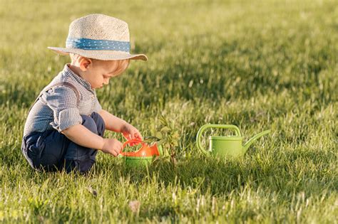 유아 어린이 야외입니다 급수 깡통을 사용 하 여 밀 짚 모자를 쓰고 1 년 된 아기 12 23 개월에 대한 스톡 사진 및 기타