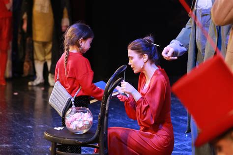 ქართული თეატრის დღეს რუსთაველის ეროვნული თეატრის მაყურებელი წიგნებით და