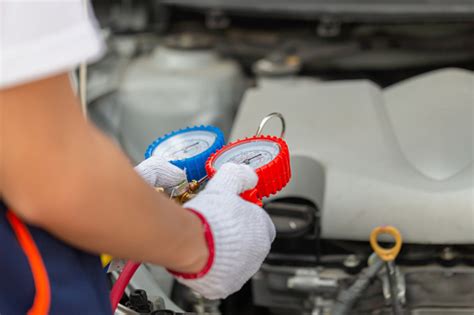 기술자는 자동차 에어컨 시스템 냉매 충전 수리공 유지 모니터 도구를 점검하고 고정 자동차 에어컨 시스템 에어컨 수리 점검 점검 14 15 살에 대한 스톡 사진 및 기타