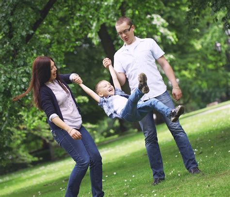Familia Joven Feliz En El Parque Foto Gratis