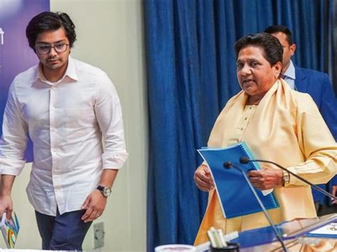 बसपा में फिर बढ़ा आकाश आनंद का सियासी कद मायावती ने घोषित किया अपना