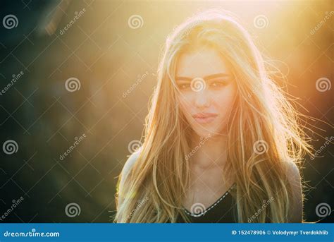 Sinnliche Frau Modischer Blick Make Up Und Frisur Sch Nheit Und Mode Reizvolles M Dchen Langes