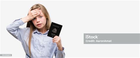 젊은 금발 유아 손으로 머리에 강조 하는 미국 여권 들고 충격 수치심과 깜짝 얼굴로 분노와 좌절 두려워 하 고 실수에 대 한 화가 감정에 대한 스톡 사진 및 기타 이미지