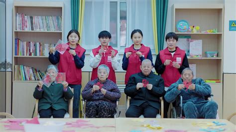 养老院大学生志愿者和老人剪纸社区服务实拍视频素材视频特效素材 千库网