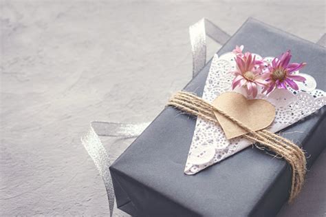 발렌타인 날 마음 레이스 냅킨 회색 시멘트 배경에 황 마 로프 장식 검은 종이 선물 상자 생일 공예 선물 상자 사랑 로맨스 수 제 개념 14에 대한 스톡 사진 및 기타