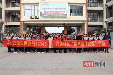 武汉高中生走上街头，为环卫工人顶班 极目新闻