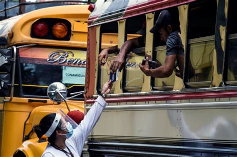 Número de mortes por Covid 19 no mundo supera 1 034 milhão ISTOÉ