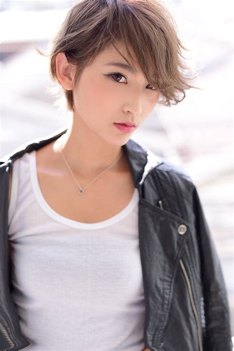 【斜めバング】で大人可愛く決めよう♪ショートからロングまで、前髪が決め手のヘアスタイル特集｜ホットペッパービューティーマガジン