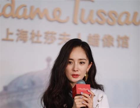 杨幂现身上海为蜡像揭幕 被侃撞脸“大头儿子”