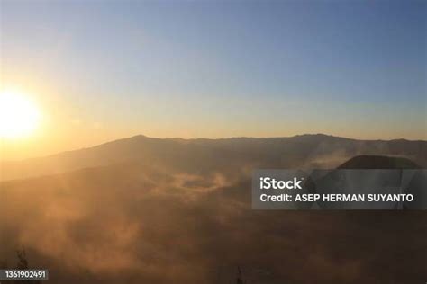 마운트 브로모텅거 칼데라에서 Sun Rise를 즐기는 등산객 아름다운 장소와 자연 말랑 시 인도네시아 2014년 2월 11일 0명에 대한 스톡 사진 및 기타 이미지 Istock