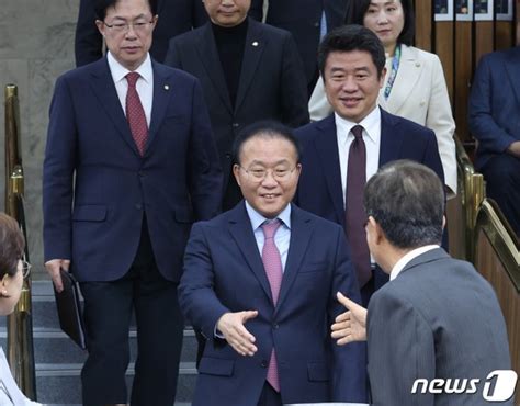 손 내민 윤재옥 대표 권한대행 네이트 뉴스