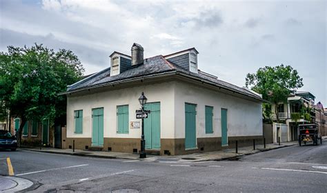 프렌치 쿼터의 거리의 교차로에 오래 된 집 뉴 올 리 언 즈 루이지애나 미국 25 센트에 대한 스톡 사진 및 기타 이미지 25 센트 거리 건물 정면 Istock