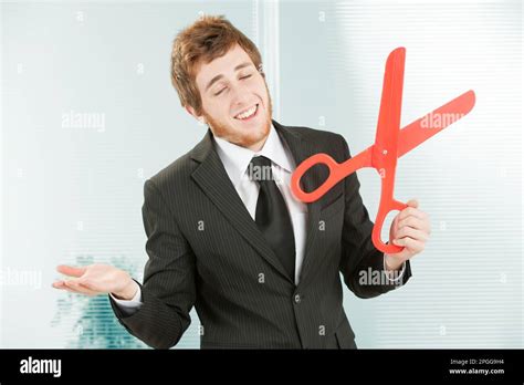 Arbeitgeber Mit Einer Schere In Der Einen Hand Und Der Anderen