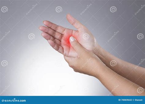 Pijn In De Verbindingen Van De Handen Handworteltunnelsyndroom Pijn In