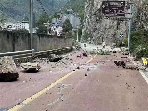 四川泸定震后画面市民开阔地避震 多处山体垮塌 搜狐大视野 搜狐新闻