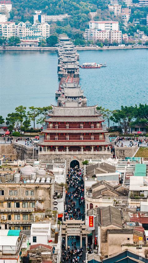 潮州古城的重要景观轴一桥一楼一街即广济桥 广济楼 牌坊街