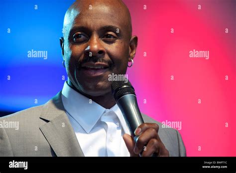 Hall Of Fame Wide Receiver Jerry Rice Speaks To Fans At The Nfl Rally