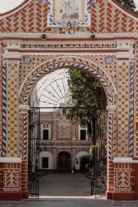 有关修道院教堂 充满活力的外观 充满活力的瓷砖 入口 北美 华丽的大门 历史入口 历史悠久的庭院 历史景点 圣杰罗姆 圣杰罗姆修道院教堂 地標 城市景观 墨西哥