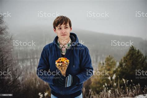 겨울 공원에서 건조 노란색 꽃의 무리와 함께 행복 한 사람을 웃 고 여자의 하루입니다 세인트 발렌타인의 날에 선물입니다 부케