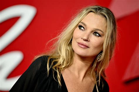 Az 50 éves Kate Moss Bebizonyította Hogy Nem Csak A Húszéveseké A