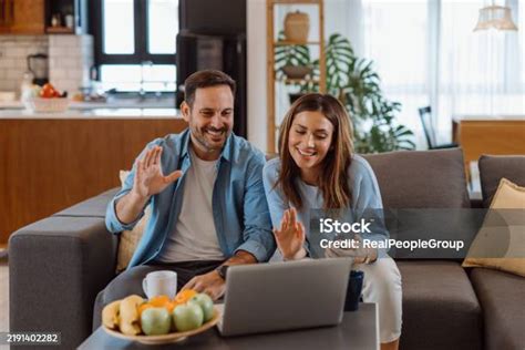 집에서 노트북으로 영상 통화를 하는 동안 누군가에게 손을 흔드는 행복한 커플 2명에 대한 스톡 사진 및 기타 이미지 2명 30 39세 35 39세 Istock