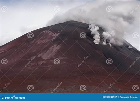 Etna Si Capovolgono Con Magma Sulle Pareti Del Cono Vulcanico Illustrazione Di Stock