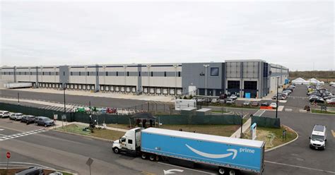 Plusieurs sites d Amazon aux États Unis en grève à quelques jours de Noël