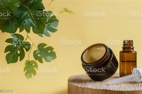 비타민과 프리바이오틱 세럼을 함유한 유리 화장품 병 또는 에센셜 오일 모발과 피부의 손질을 위한 항아리에 있는 화장품 베이지색 배경의 몸 건강관리와 의술에 대한 스톡 사진