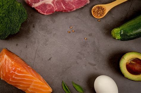 케톤 생성 식단 저탄수화물 및 케토 식사 계획 섬유질 단백질 지방의 영양과 칼로리 를 계산합니다 체중 감량 프로그램 연어와