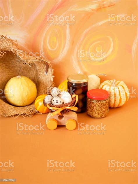 파스텔 호박에에서 그려진 밝은 노란색 배경에 계란 메 추 라 기의 바구니와 나무 장난감 자동차 0명에 대한 스톡 사진 및 기타 이미지 Istock