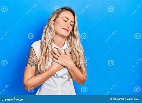 Bella Joven Rubia Con Una Camisa Blanca Casual Sonriendo Con Las Manos