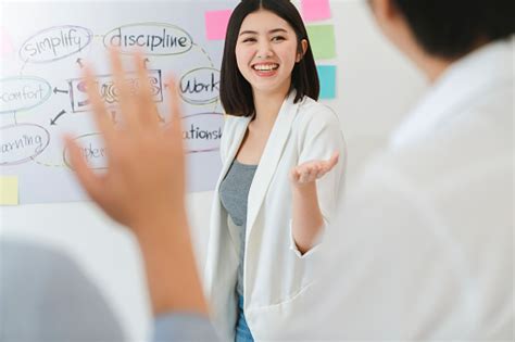 크리에이티브 에이전시 비즈니스 브레인 스톰 미팅 프레젠테이션 제품 출시 프레젠테이션 기획 전략 신사업 개발에 대한 로드맵 논의 팀 건축가에 대한 스톡 사진 및 기타 이미지