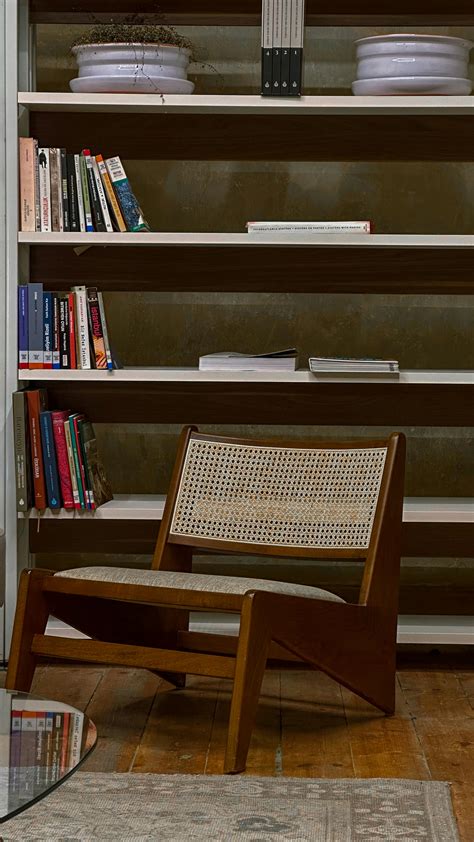 책장이 있는 미드센추리 모던 독서의자 · 무료 스톡 사진