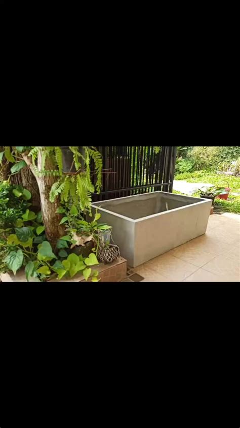 บ่อปูนซีเมนต์เลี้ยงปลา มีรูระบายน้ำออก ขนาด 1 นิ้ว 1 จุด มีจุกปิดเกรียวปล่อยน้ำ เสริมลวด