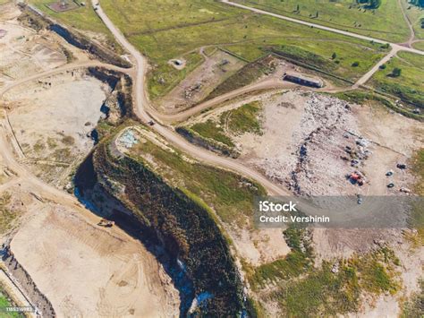 산 쓰레기 큰 쓰레기 더미 저하 된 쓰레기 악취와 독성 잔류물의 더미 이 쓰레기는 도시 지역 산업 지역에서 온다 소비자 사회는 엄청난 폐기물을 일으킵니다 제거 할 수