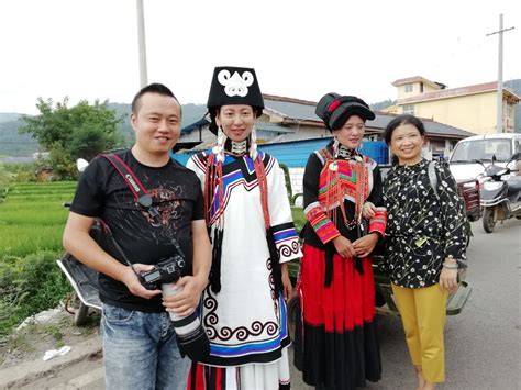 彝族布拖着装介绍彝族布拖披毡凉山布拖彝族服装大山谷图库