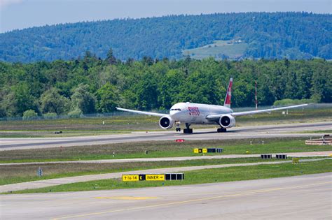 화창한 봄날 스위스 취리히 클로텐 스위스 공항에서 이륙하는 보잉 777300er 등록 Hbjnk 여객기 0명에 대한 스톡 사진 및 기타 이미지 Istock