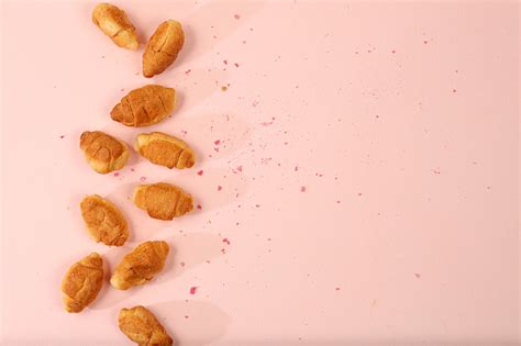 부스러기 상단 보기 텍스트 장소와 가벼운 테이블에 신선한 러디 크루아상 현대 베이커리 컨셉 광고 또는 초대를 위한 명함 맛있는