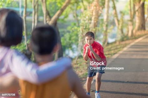 가족 행복 활성 어머니와 아 이들이 숲에서 야외에서 실행 조깅 스포츠 가족에 대한 스톡 사진 및 기타 이미지 가족 건강한