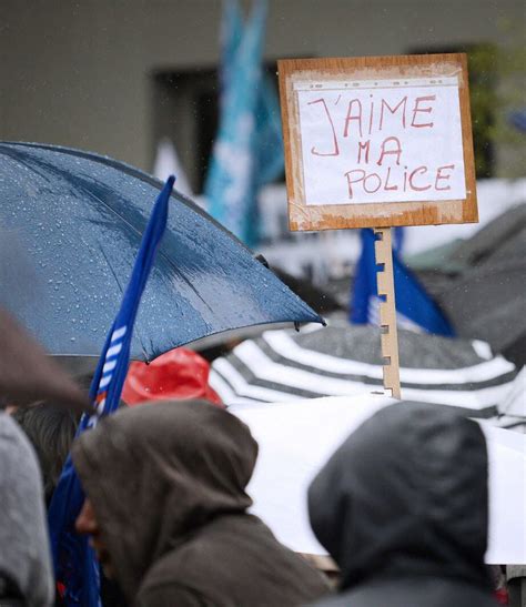 Social Les Policiers Ont Défilé Pacifiquement La Contre