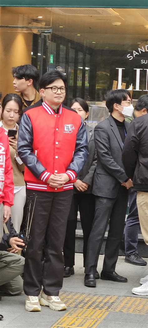 커피 사러 왔는데 한동훈이 있네 여의도 직장인에 폴더인사 네이트 뉴스
