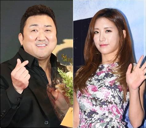 17살 연하 모델과 혼인신고 3년 만에 비공개 결혼식 올린 남배우의 로맨틱 웨딩밴드 커플링 투데이 셀럽패션