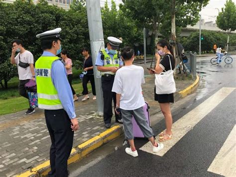 现查现罚首日，上海公安一上午查处900余起行人交通违法