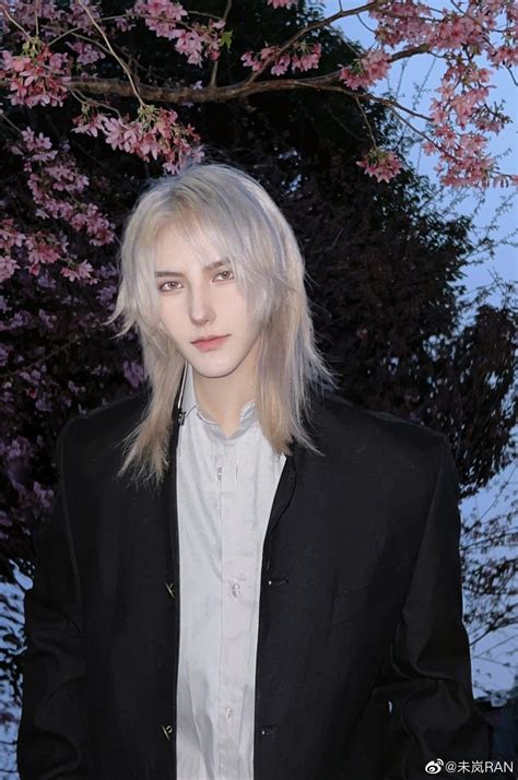 Pin By Ari On Cosplay White Hair Men Long Hair Styles Men Guys With