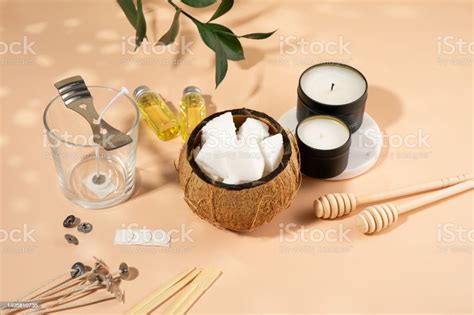 수제 천연 친환경 코코넛 왁스 캔들 심지 향수 아로마 오일을 위한 세트입니다 촛불 만들기 기구 베이지 색 배경에 건강에 트렌디