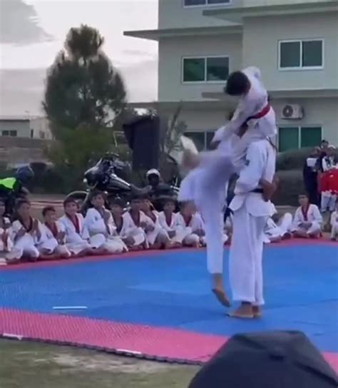 فیلم ضربه اشتباهی کاراته کار به صورت هم تیمی