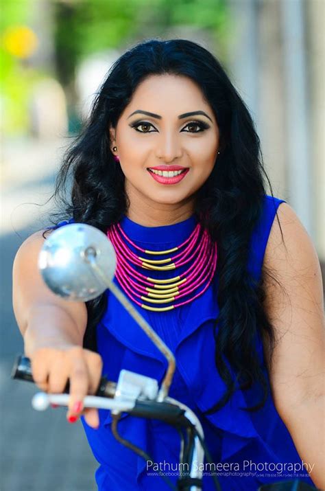 Jayani Weerasinghe Bombshell Beauty Looks